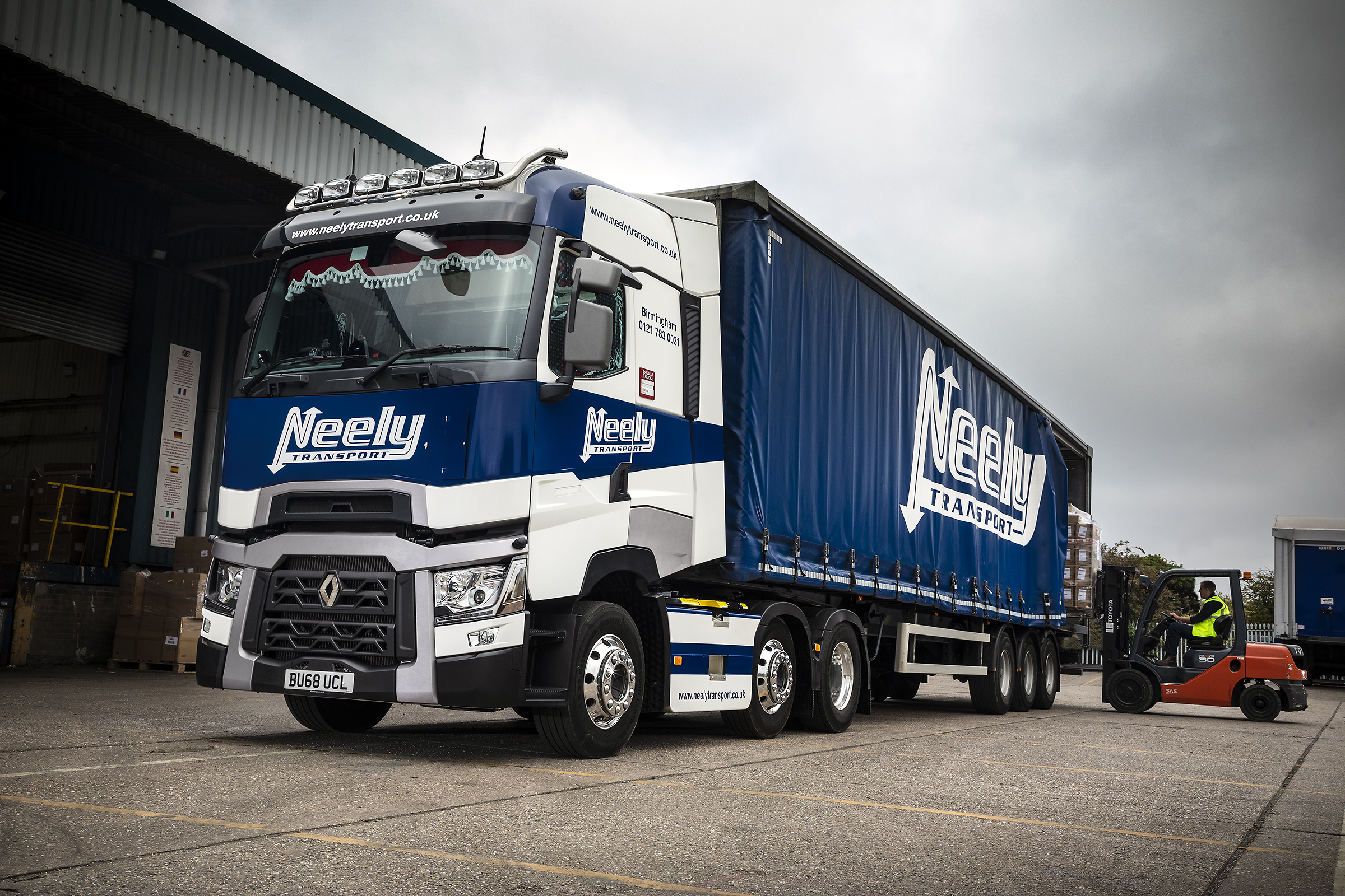 RENAULT TRUCKS T HIGH TURNS HEADS FOR NEELY TRANSPORT | Renault Trucks UK