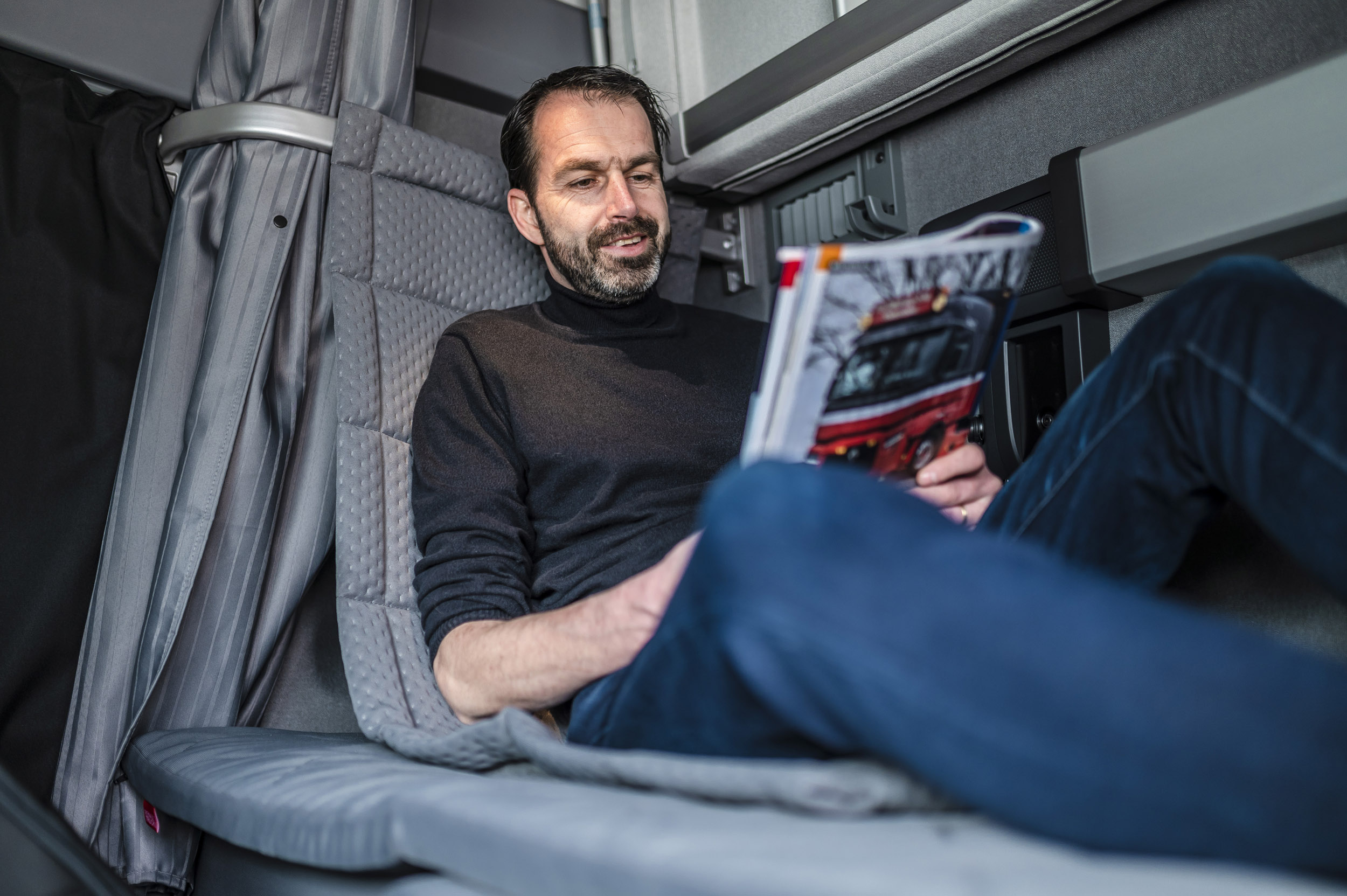 Maxispace Truck Cab: spacious truck sleeper cab interior layout ...